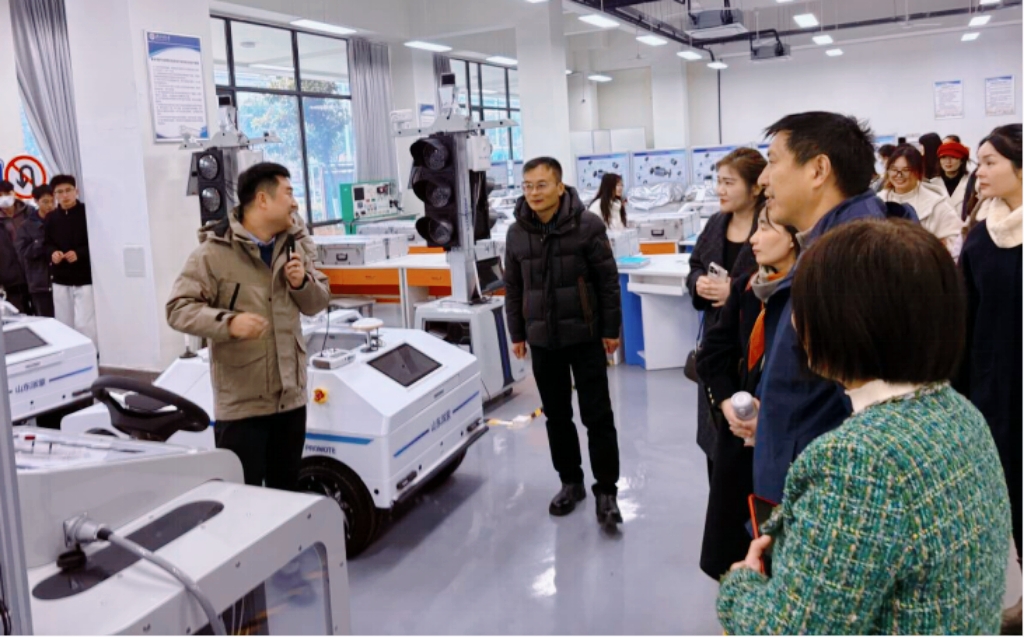 外国语学院研究生党支部赴机械与汽车工程学院开展 “研学工科前沿，赋能翻译实践”主题党日活动